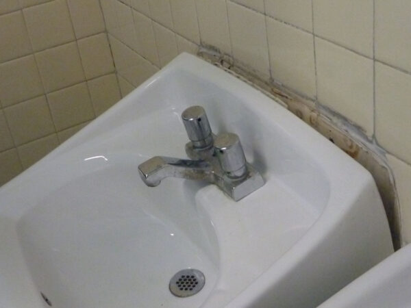 Bồn rửa mặt bị xệ trông mất thẩm mỹ và thiếu an toàn cho người dùng